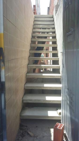 Escada Chumbada Na Parede - Casa das Escadas